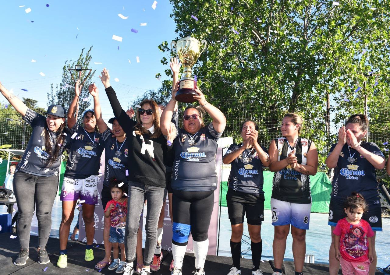 Las chicas de "El Barza" salieron campeonas del 1° torneo "Mujeres a la Cancha" impulsado por ...