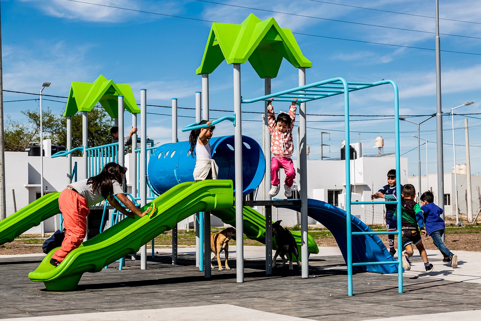 Brown: presentan un nuevo parque con equipamiento y modernos juegos